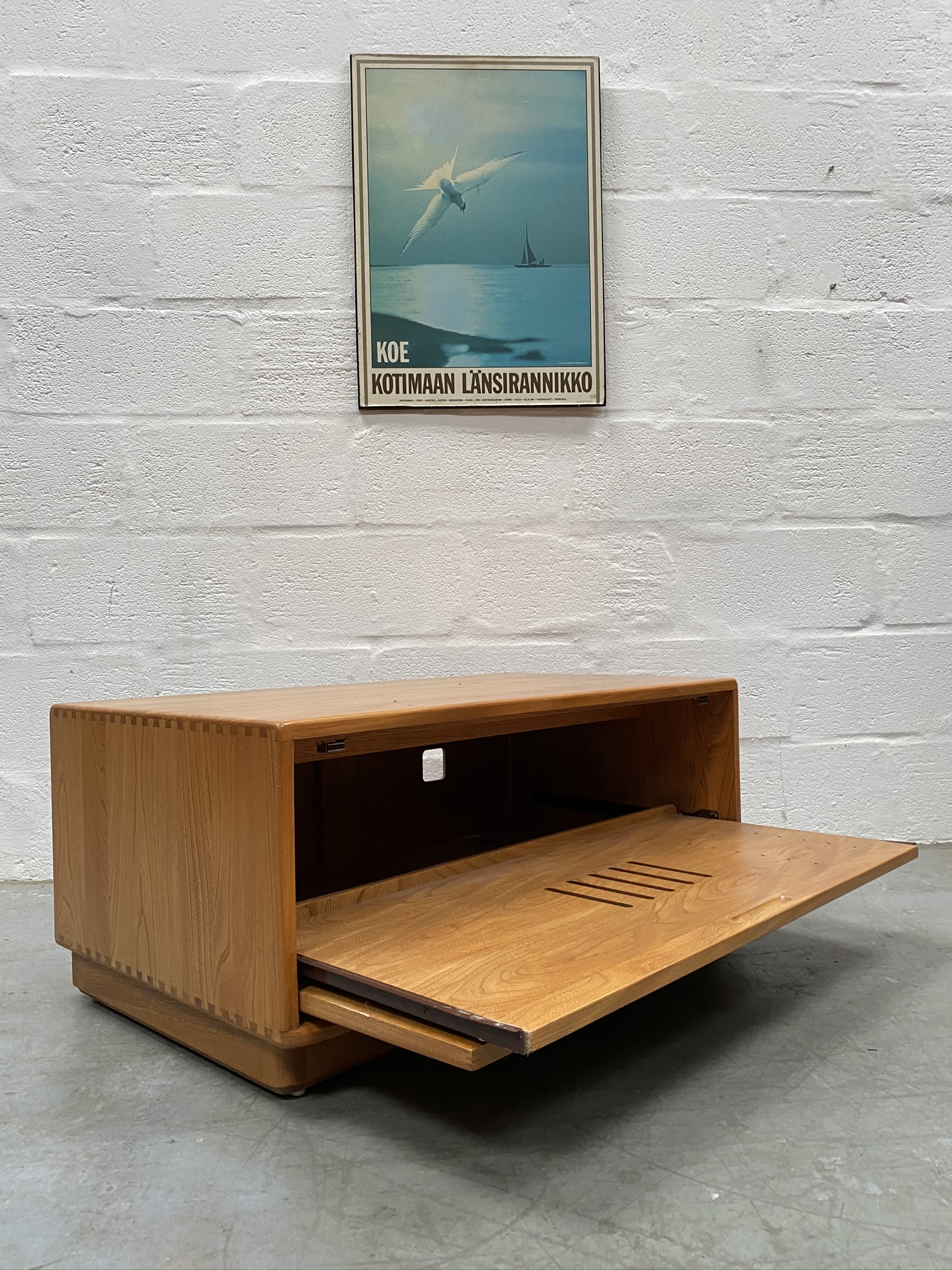 Late 20th Century Ercol Windsor TV Stand / Media Unit – Pavement Vintage